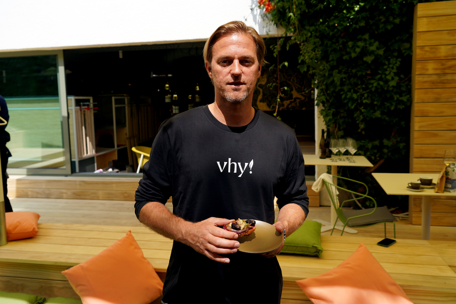 Timo Hildebrand eröffnet eigenes veganes Lokal "Vhy" - STUGGI.TV