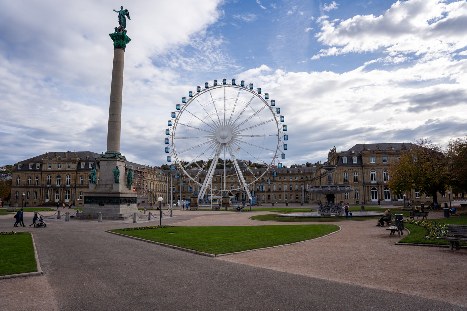 Das Riesenrad am Schlossplatz in Stuttgart-Ausflugsziel am Feiertag ...