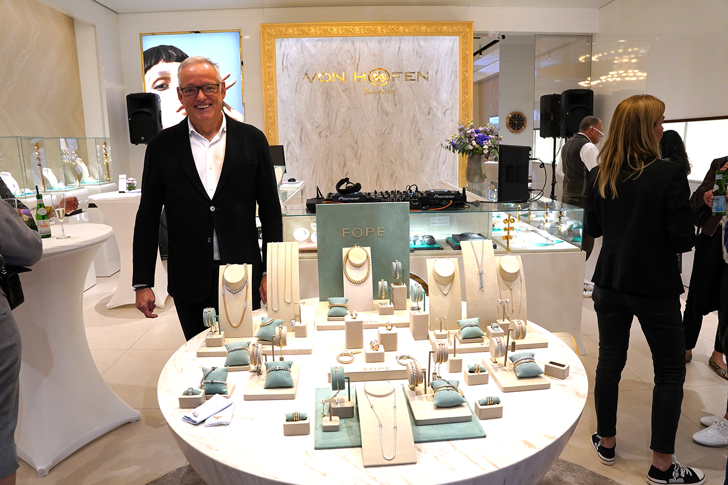 Juwelier von Hofen feiert sein 50-jähriges Jubiläum mit Stadtpromis ...